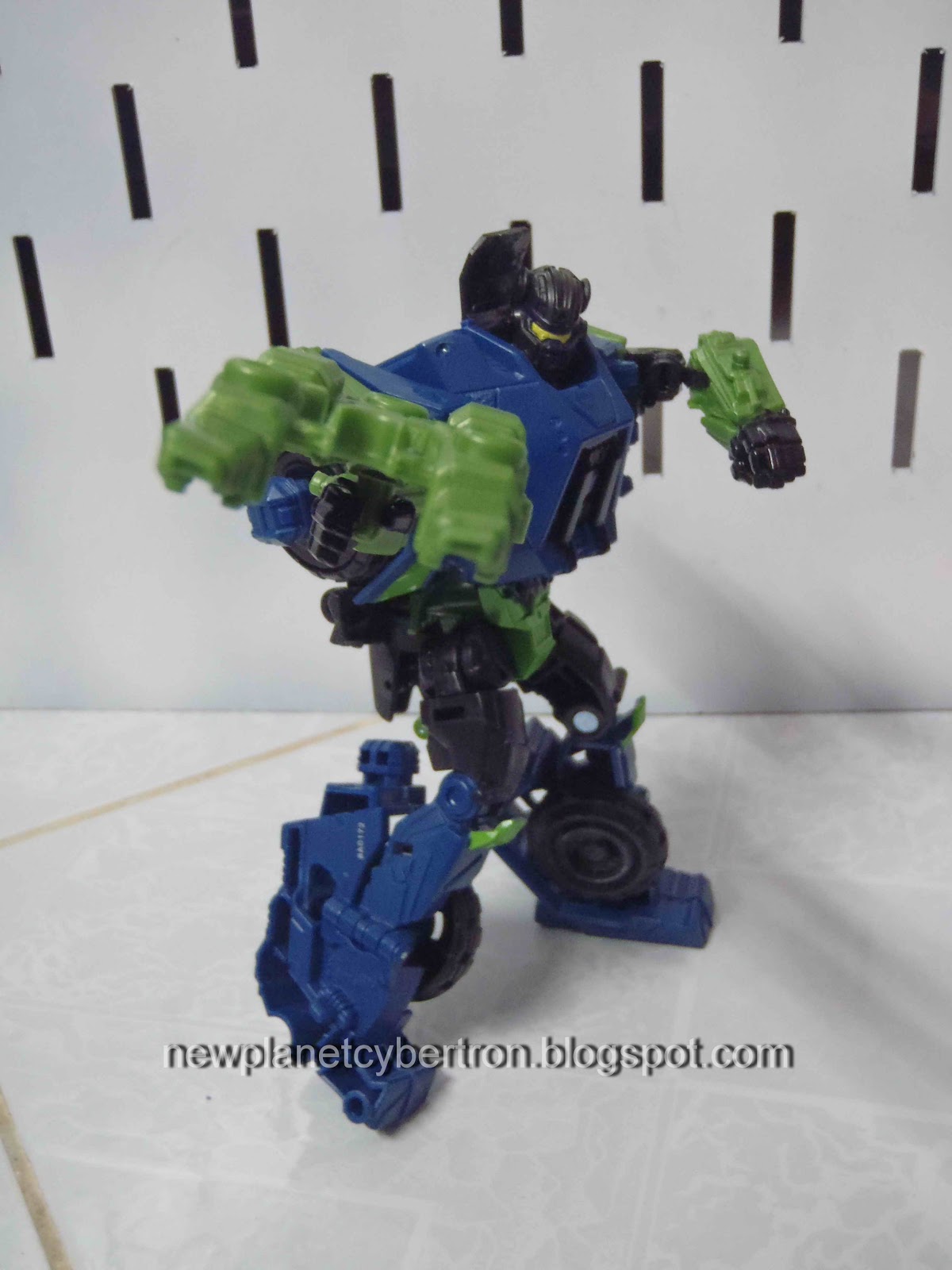 New Planet Cybertron: Transformers Review: Onslaught (FOC Deluxe ...