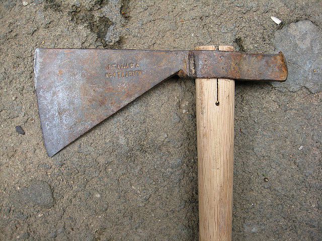 Las tradiciones se rebelan. El hacha corchera. 74 - El blog de salus