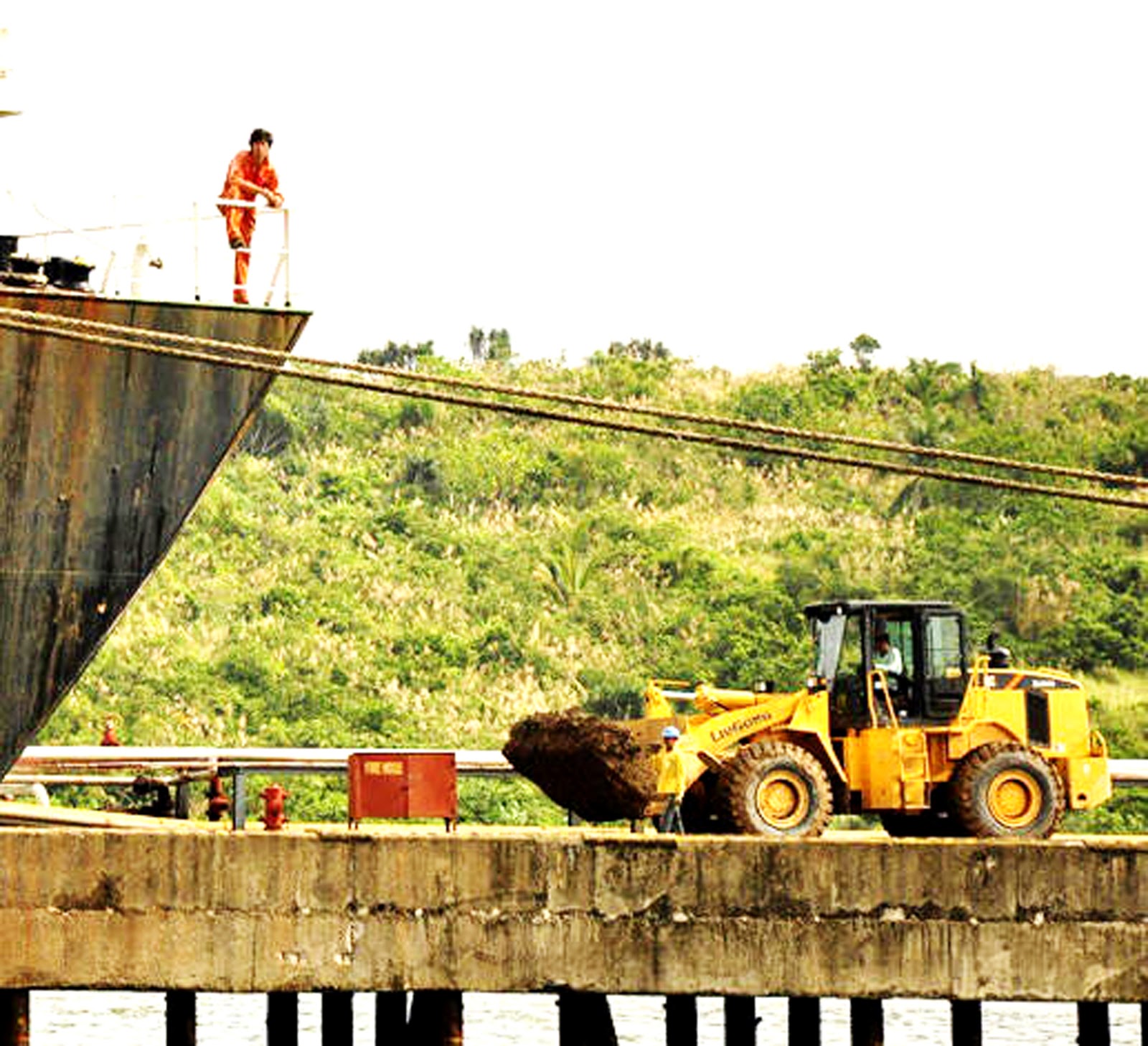 Mambulaoans WorldWide Buzz: Chinese vessel loading mineral earth at ...