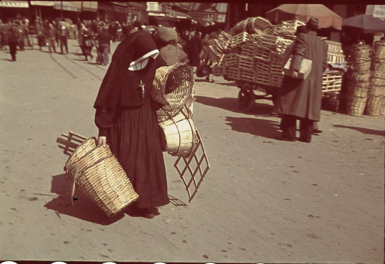 40 Amazing Color Photographs That Capture Street Scenes of Paris Under ...
