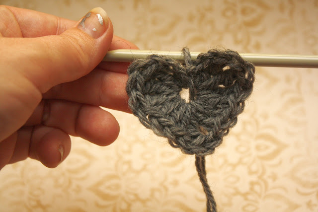 How To Crochet a Heart: {crochet} A Heart