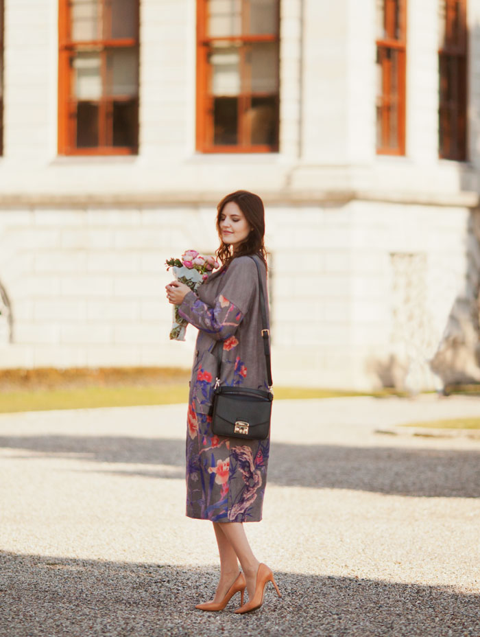 FLORAL SUEDE COAT AND BEIGE KNITTED DRESS | TIE BOW-TIE