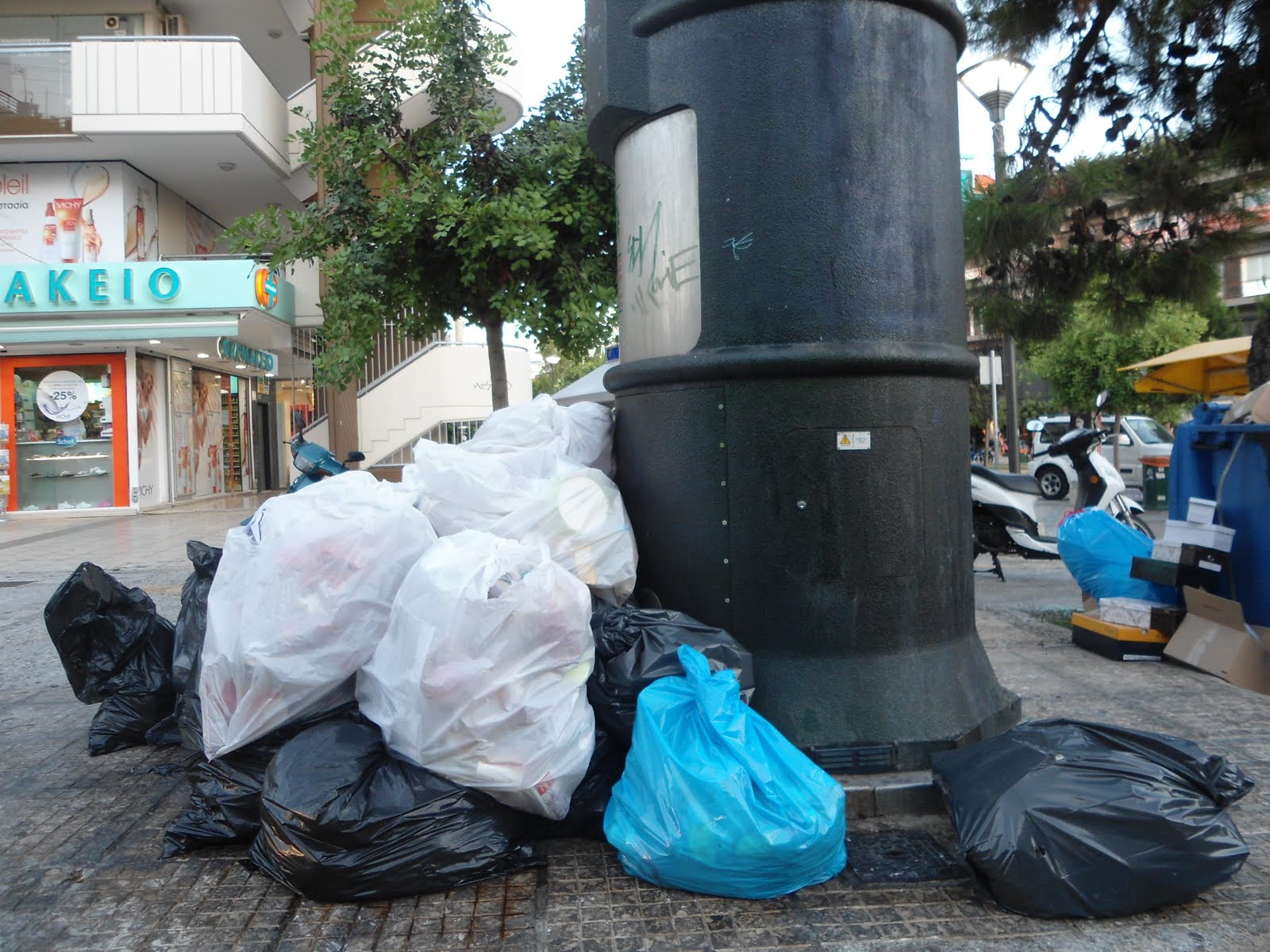 Glyfada Νews: Γλυφάδα : Σκουπίδια, Υπαίθρια Τσαντίρια (μαγαζιά ...