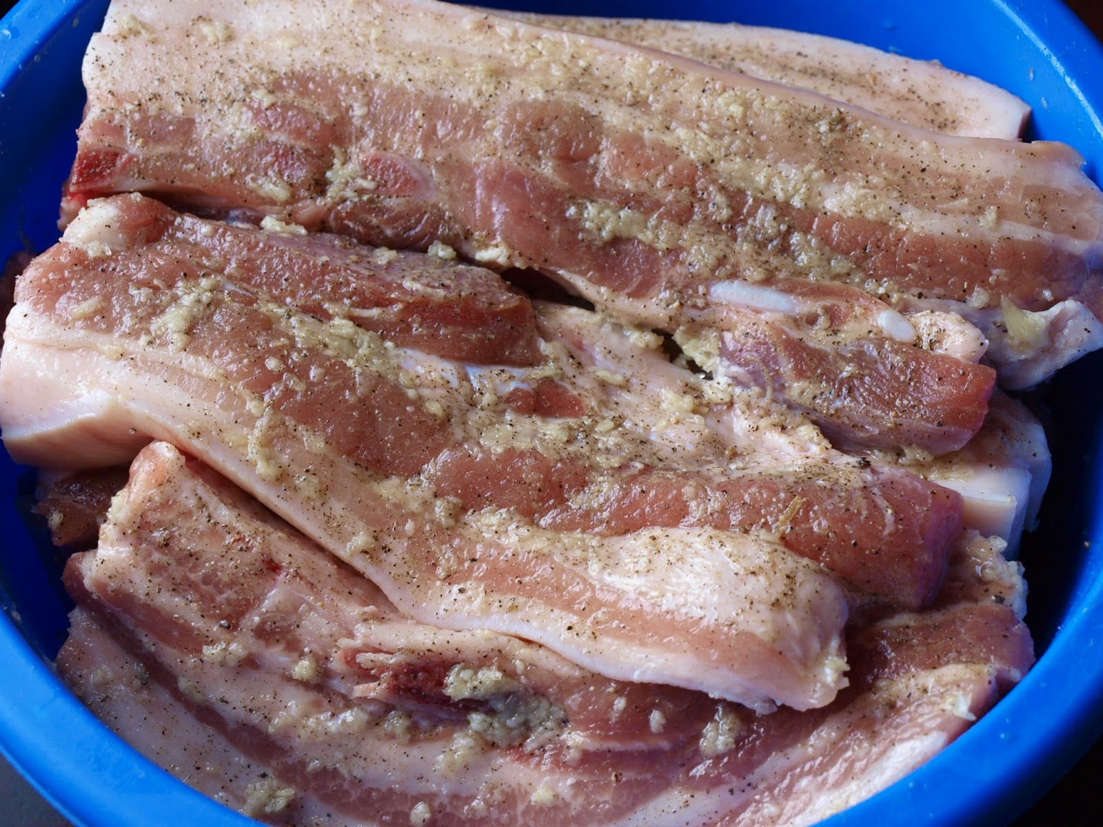 baltoje lėkštėje: Kepta šoninė ant laužo