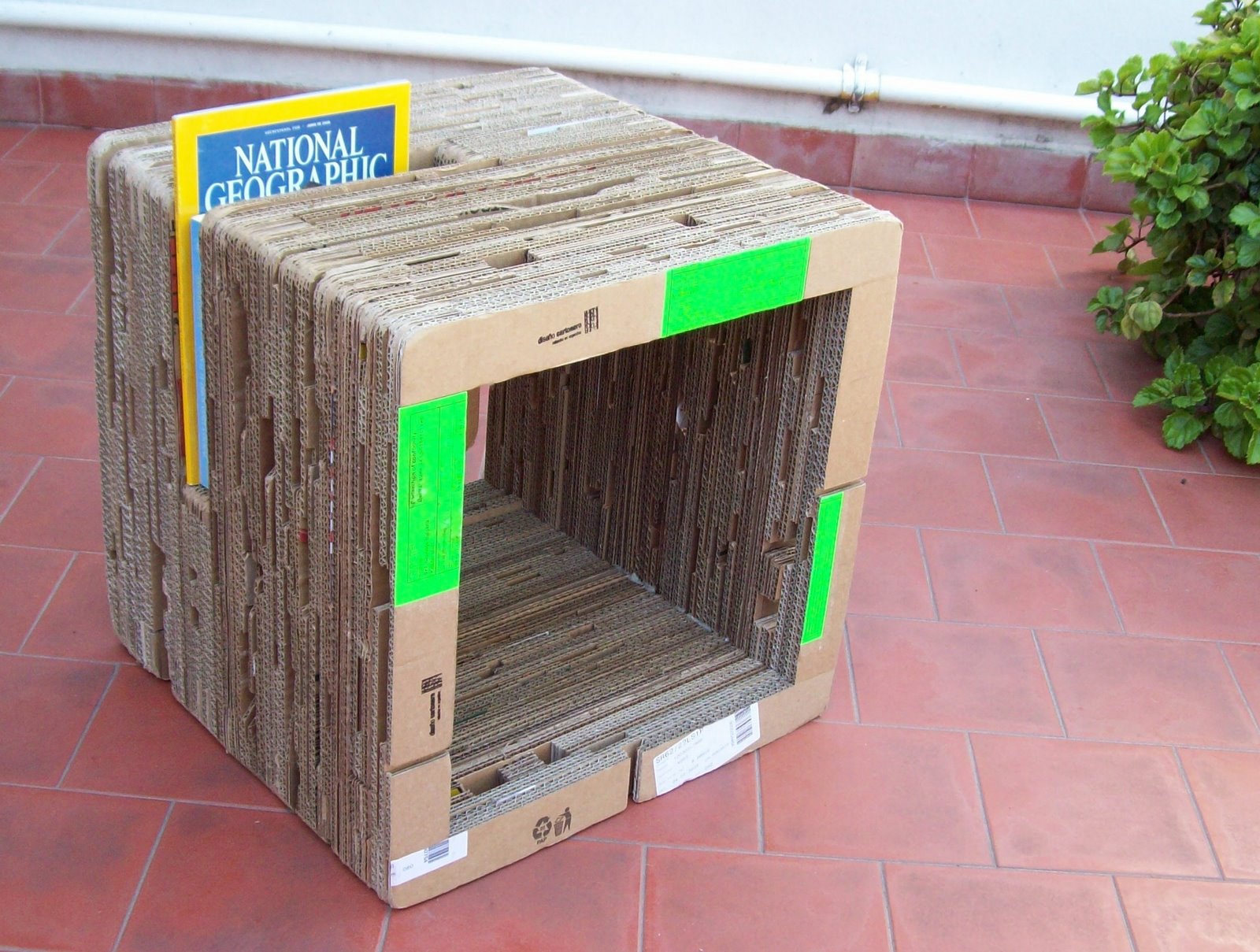 A PONER MANOS A LA OBRA: LAMPARA Y BANCO CON CARTON