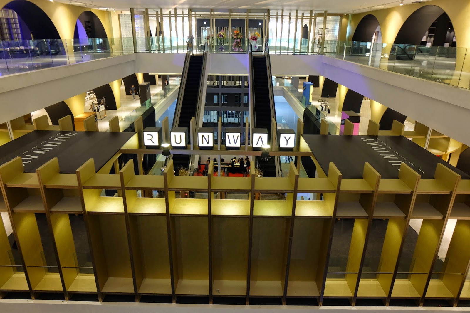 Kee Hua Chee Live!: PART 1---OPENING OF RUNWAY FASHION OUTLET AT ONE ...