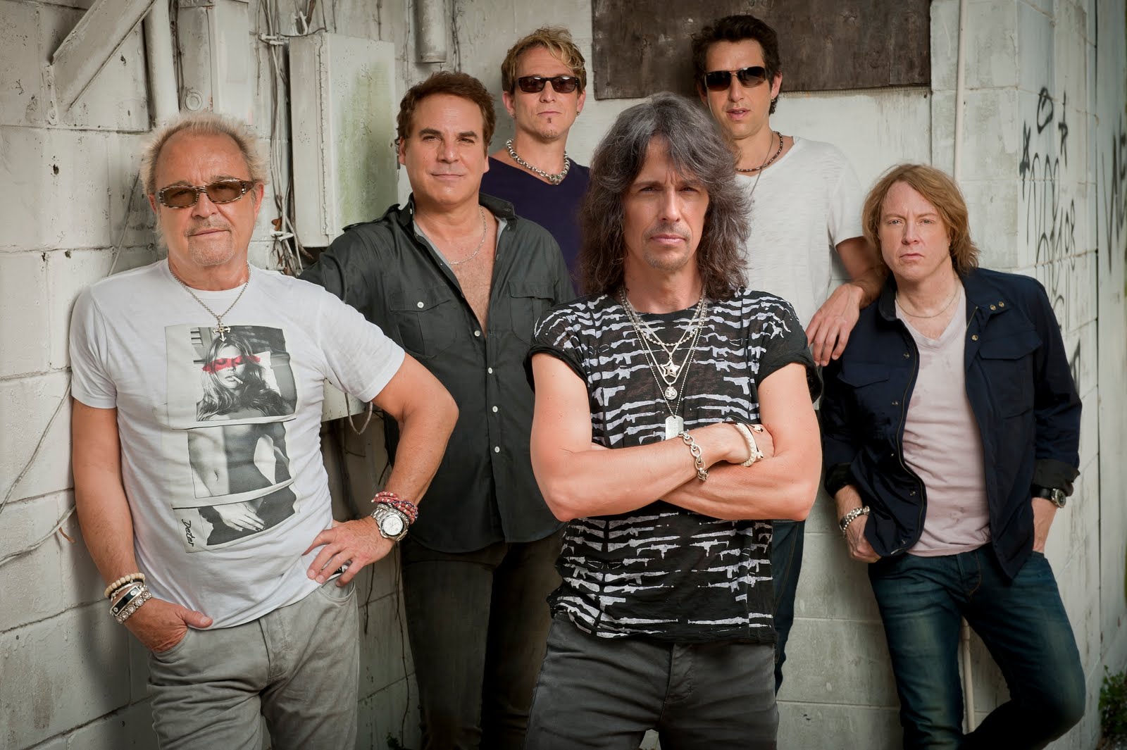 Foreigner release Acoustique on 26 September 2011