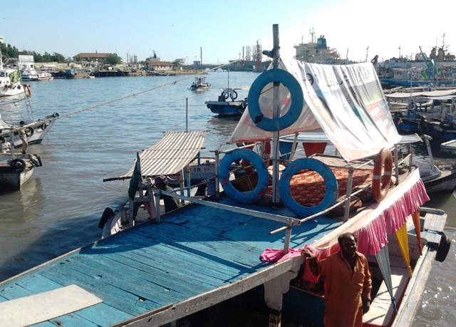 Muzzammil's Travels: Boating around Karachi’s Oyster Rocks