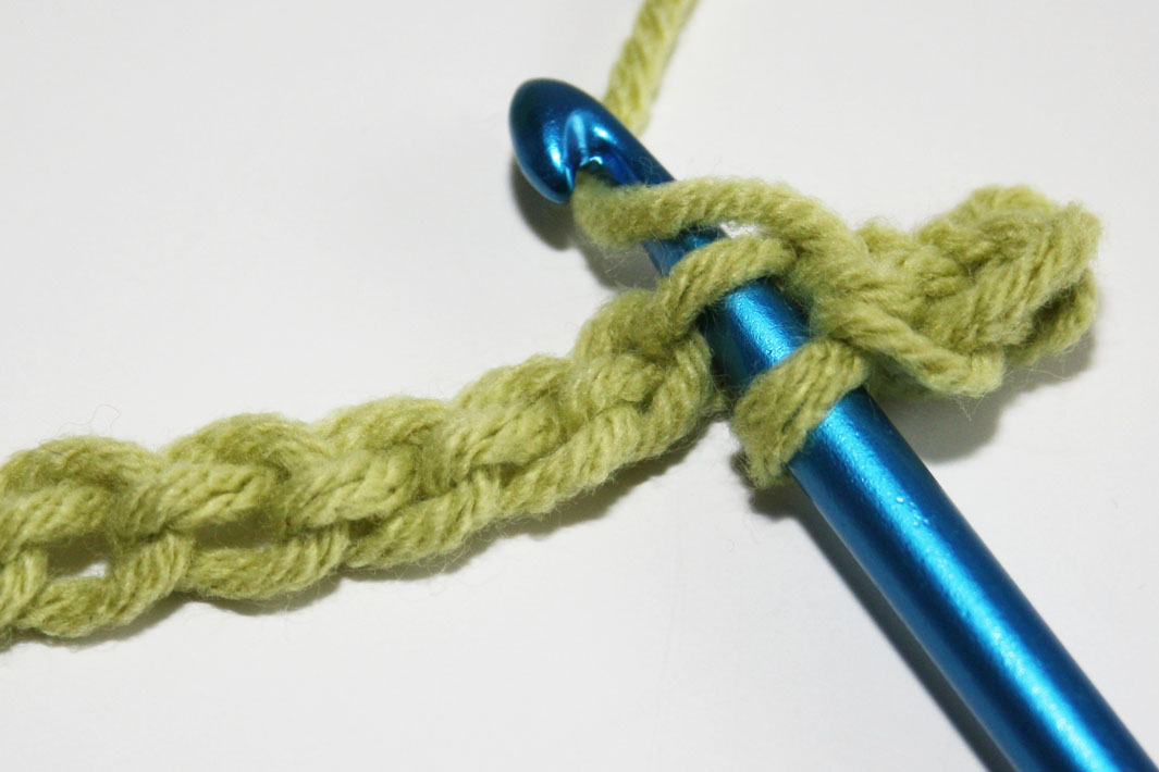 knotsewcute : how to work into the back humps of your starting chain.