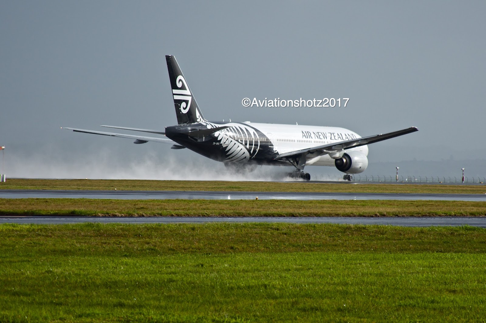 Aviationshotz: Full Power Wet Runway Takeoff