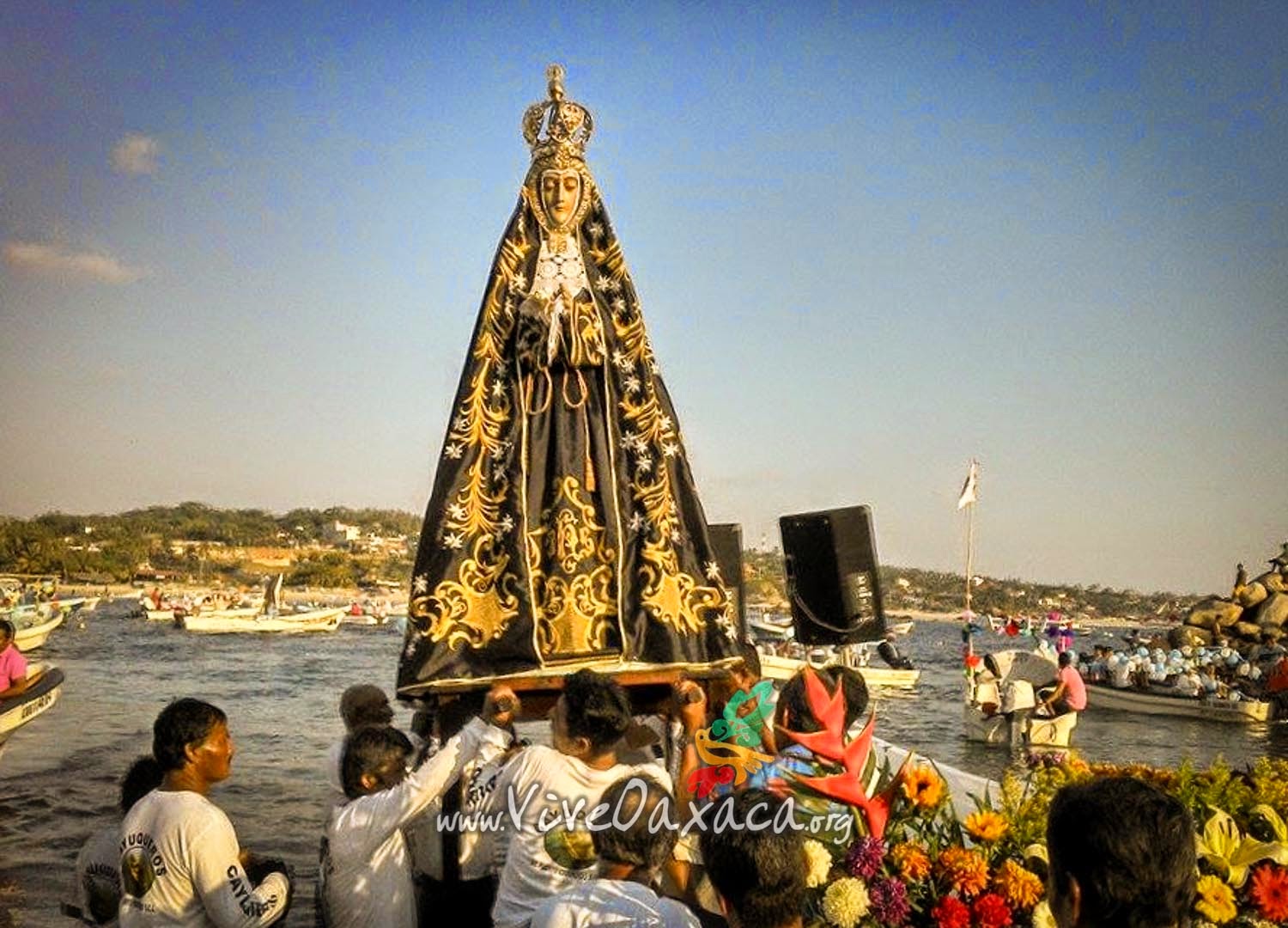 Procesión de la Virgen de La Soledad en el Mar de Puerto Escondido 2014 ...