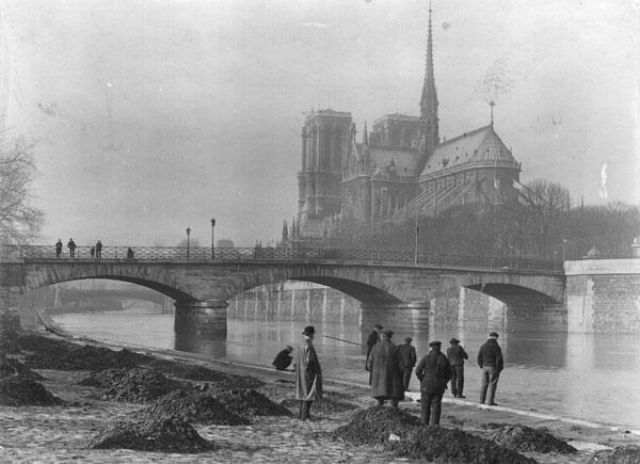 54 Vintage Photographs Captured Street Scenes of Paris in the 1920s ...