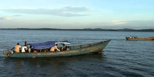 Watatu wazama Ziwa Victoria