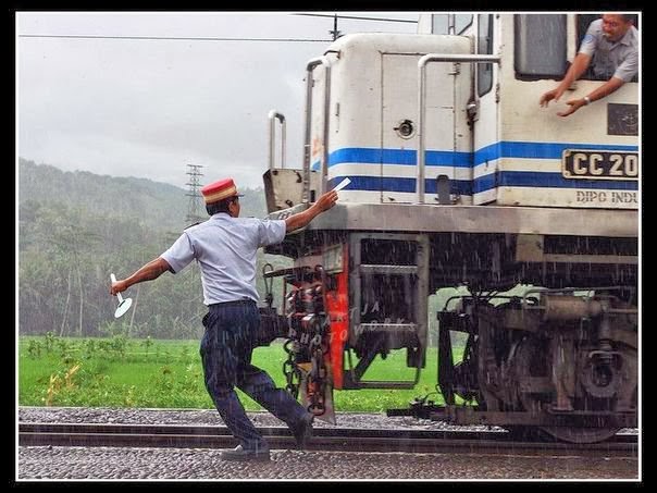 Kereta Api Indonesia: Tugas dan Dedikasi Seorang Masinis