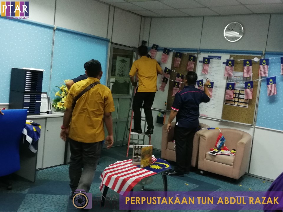Gotong -Royong Pemasangan Bendera Semarakkan Semangat Kemerdekaan ... Gotong -Royong Pemasangan Bendera Semarakkan Semangat Kemerdekaan ...