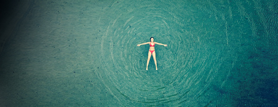 Les femmes flottent davantage que les hommes