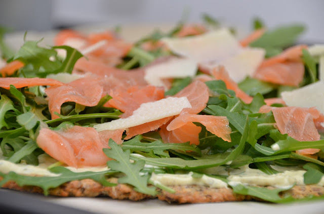 GROV PIZZA MED RØGET LAKS OG RUCOLA