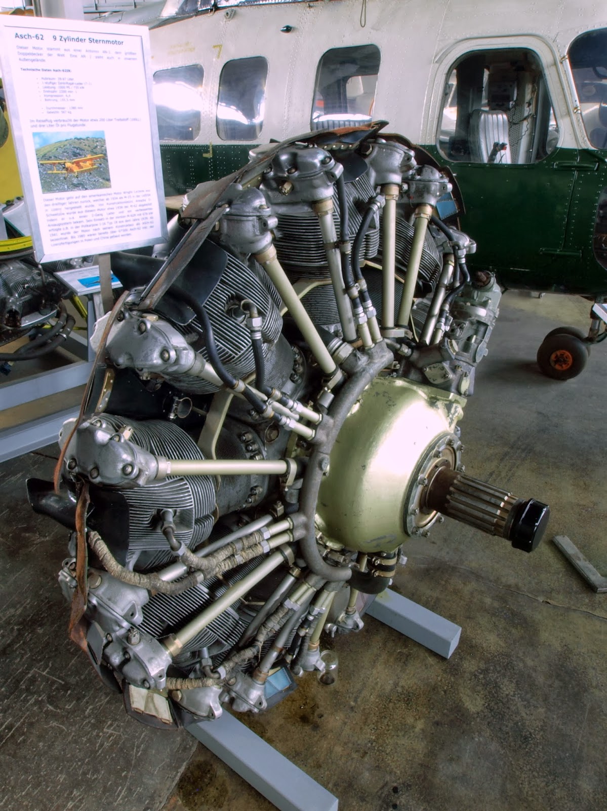 සිලින්ඩර පිහිටීම අනුව එන්ජින් වර්ග කීපයකි. | නැණ පලස