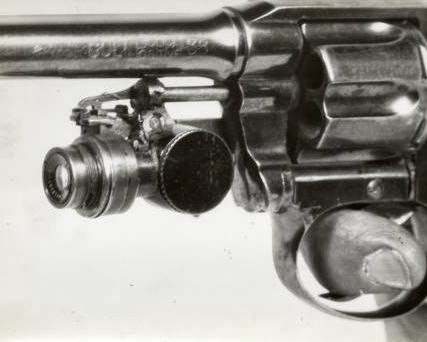 El misterioso revólver con cámara fotográfica incoporada.