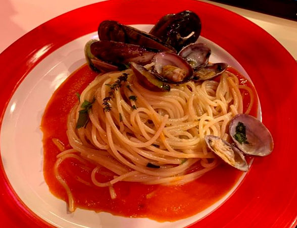 Spaghetti con conchiglie e crema di pomodoro