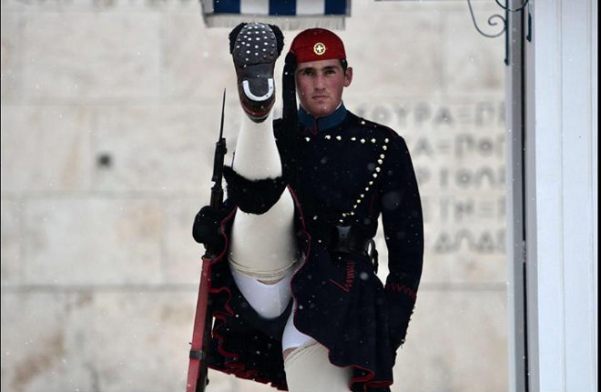 ΠΡΕΖΑ TV ©: O GUARDIAN ΦΩΤΟΓΡΑΦΙΖΕΙ ΤΑ ΑΠΑΦΤΑ ΤΟΥ ΤΣΟΛΙΑ ΣΤΟ ΣΥΝΤΑΓΜΑ ...