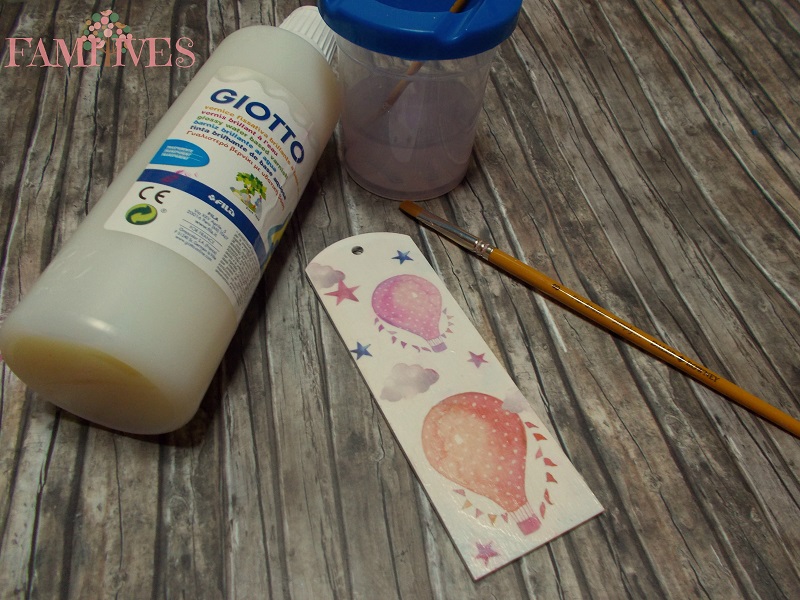 Do you like decoupage; Make your own bookmark with this technique ...