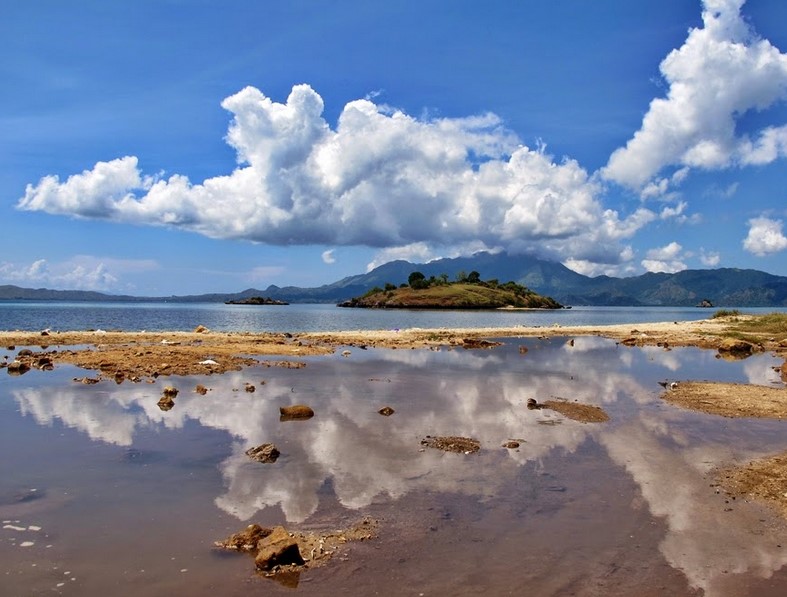 Tempat Wisata Pantai lariti Bima Pantai Perawan dan Menakjubkan