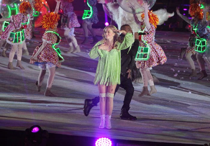 Angélica volta a ser a Fada Bela em especial da Globo.