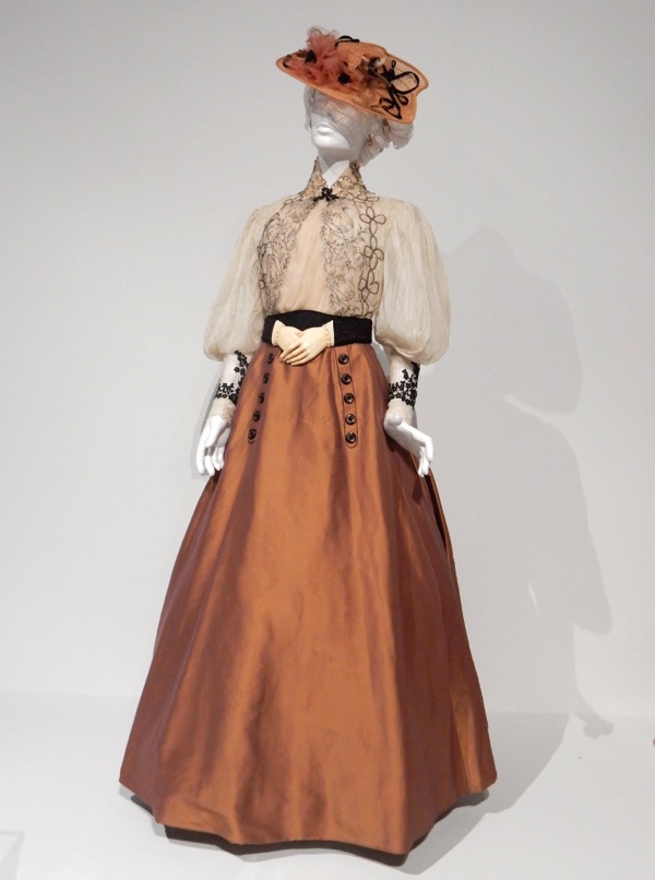 Hollywood Movie Costumes and Props: Crimson Peak's gothic romantic film ...