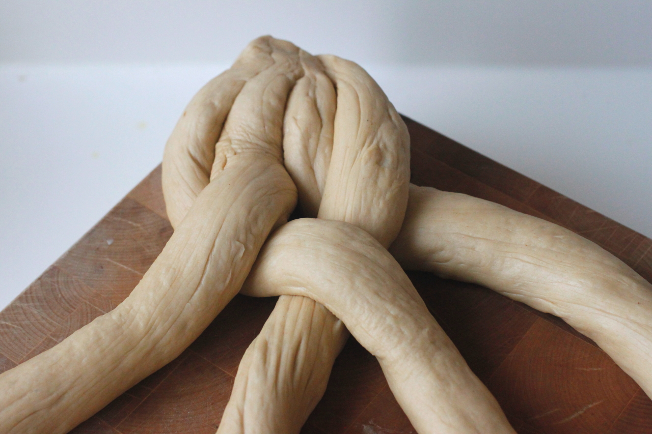 Mama Tommy's: Cinnamon Braided Monkey Bread [Zack]