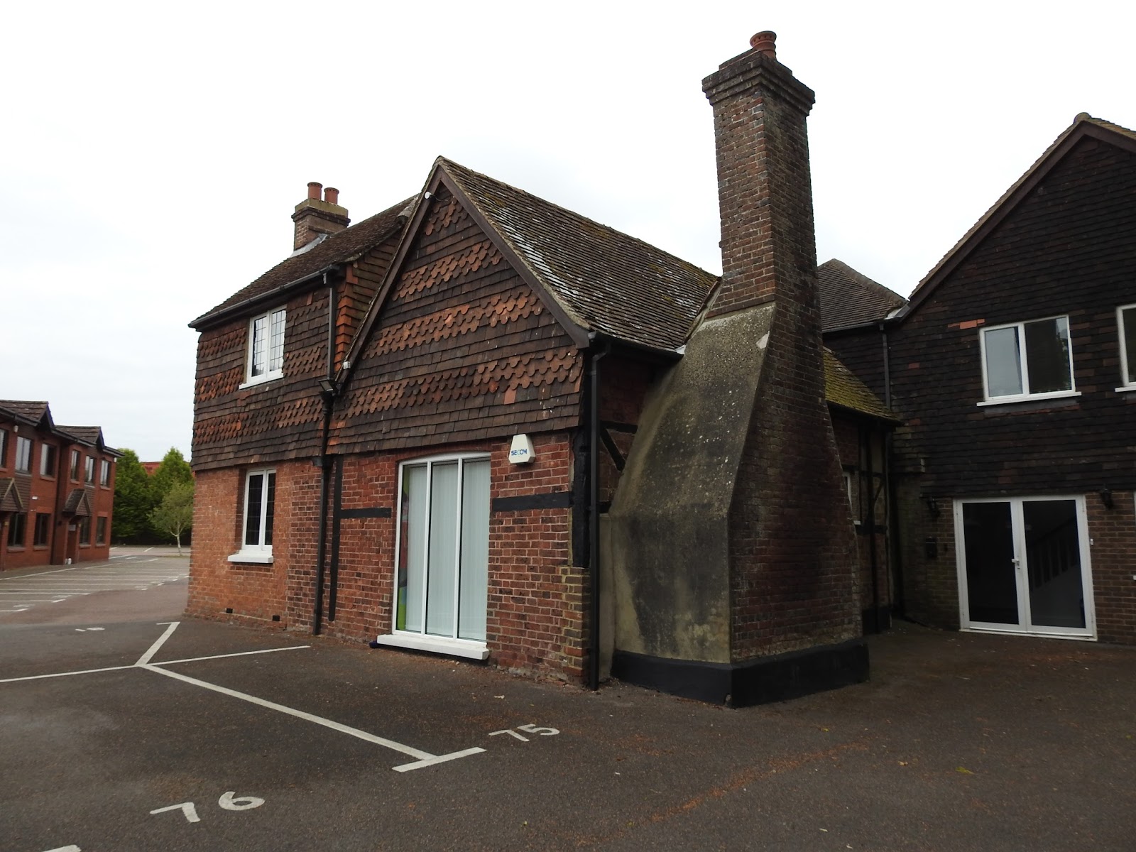 Crawley Old Town: EIGHT PICTURES: County Oak Cottage