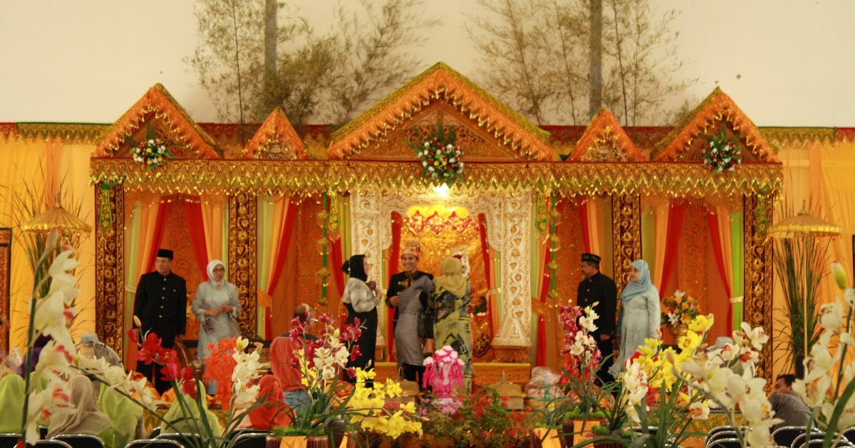 UPACARA ADAT PERKAWINAN DAN PERLENGKAPAN PEUSIJUK DALAM MASARAKAT ACEH