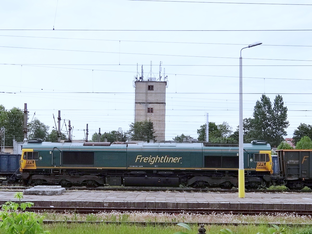 FPL Class 66606 z węglarkami Eamnos na stacji Kielce Herbskie ...