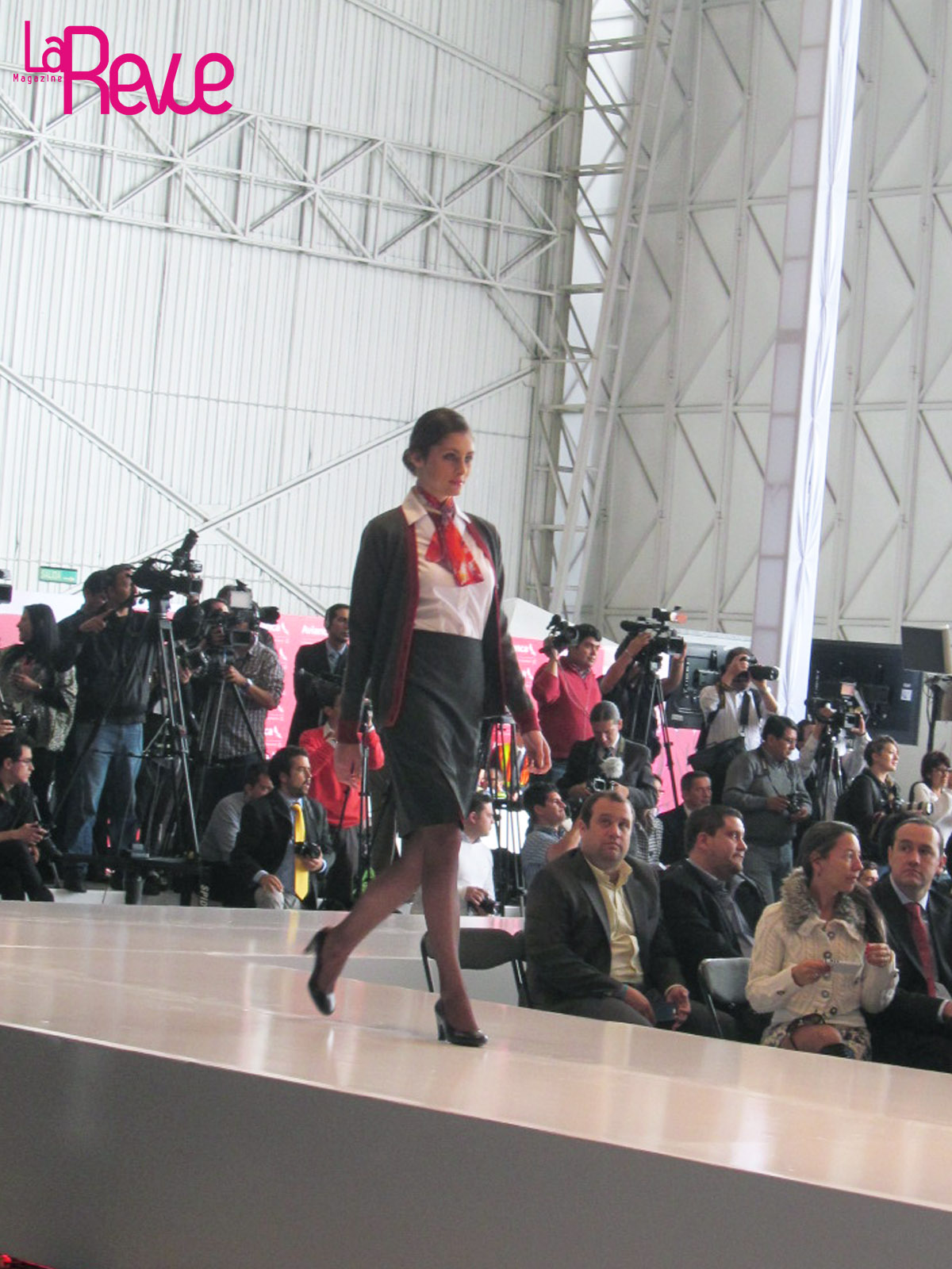 HISTORIA Y EVOLUCION DE AVIANCA: UNIFORMES DE AVIANCA