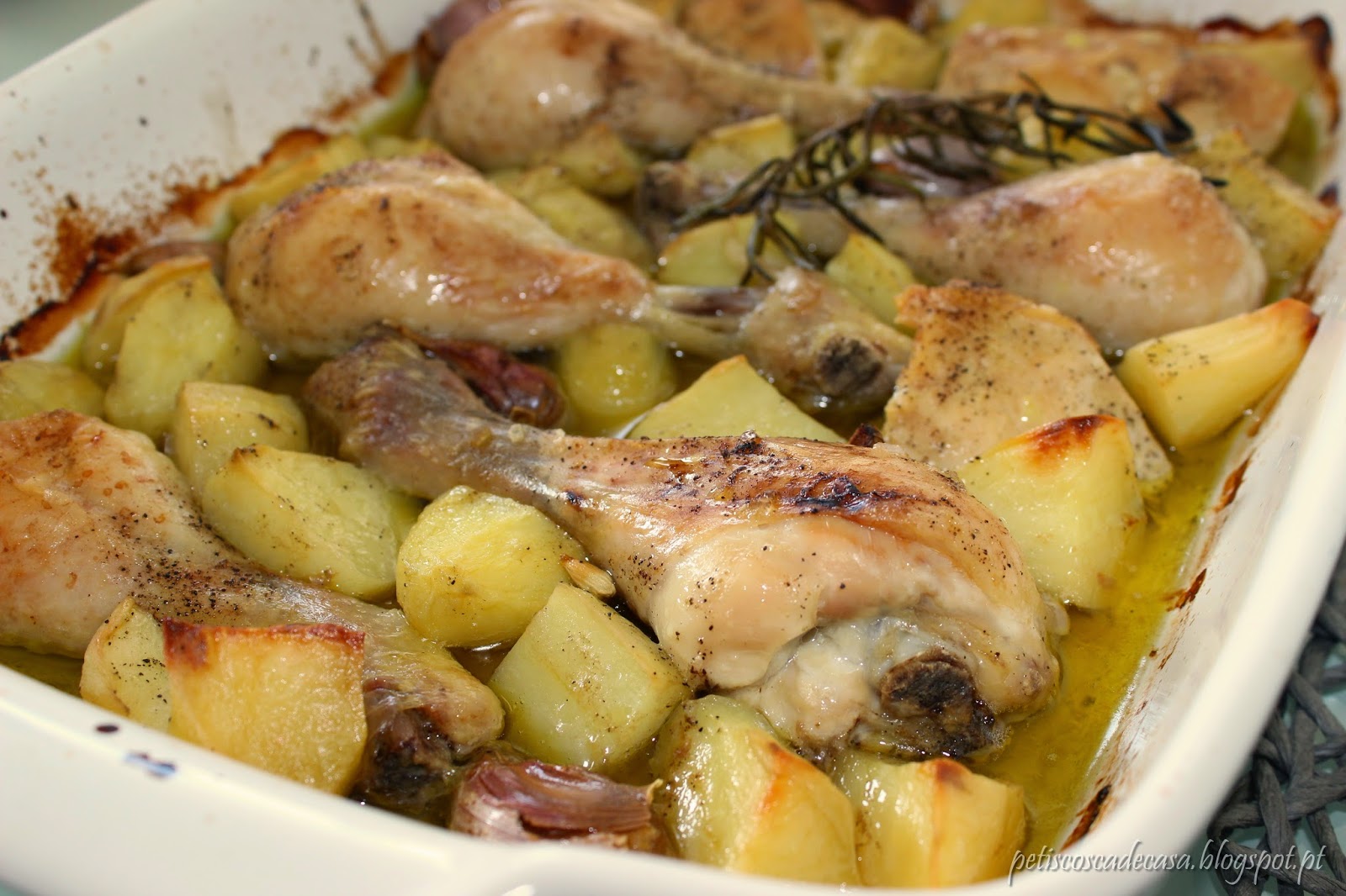 Petiscos cá de casa: Frango no forno com batatinhas salteadas, alecrim ...