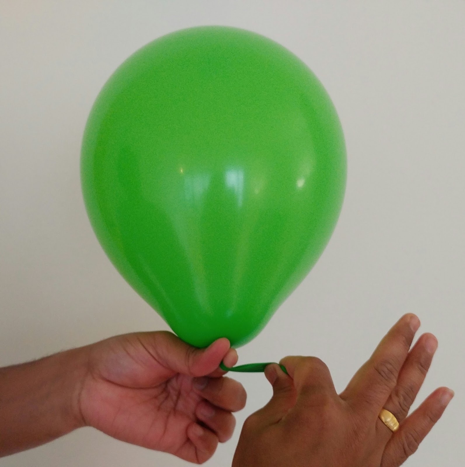 Banyan Bat: Trick to an easy knot to an inflated balloon