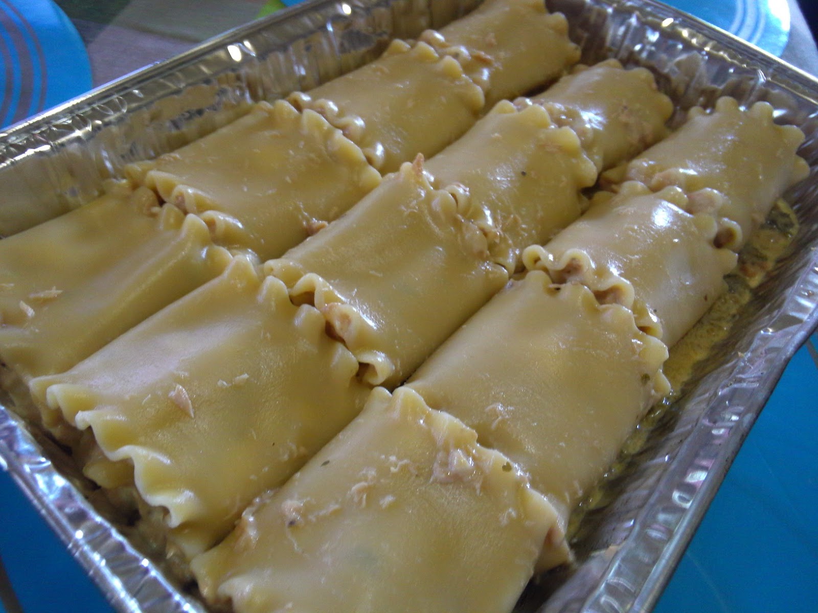 CHEESY TUNA LASAGNA ROLL UPS |AprilEatsGuilty