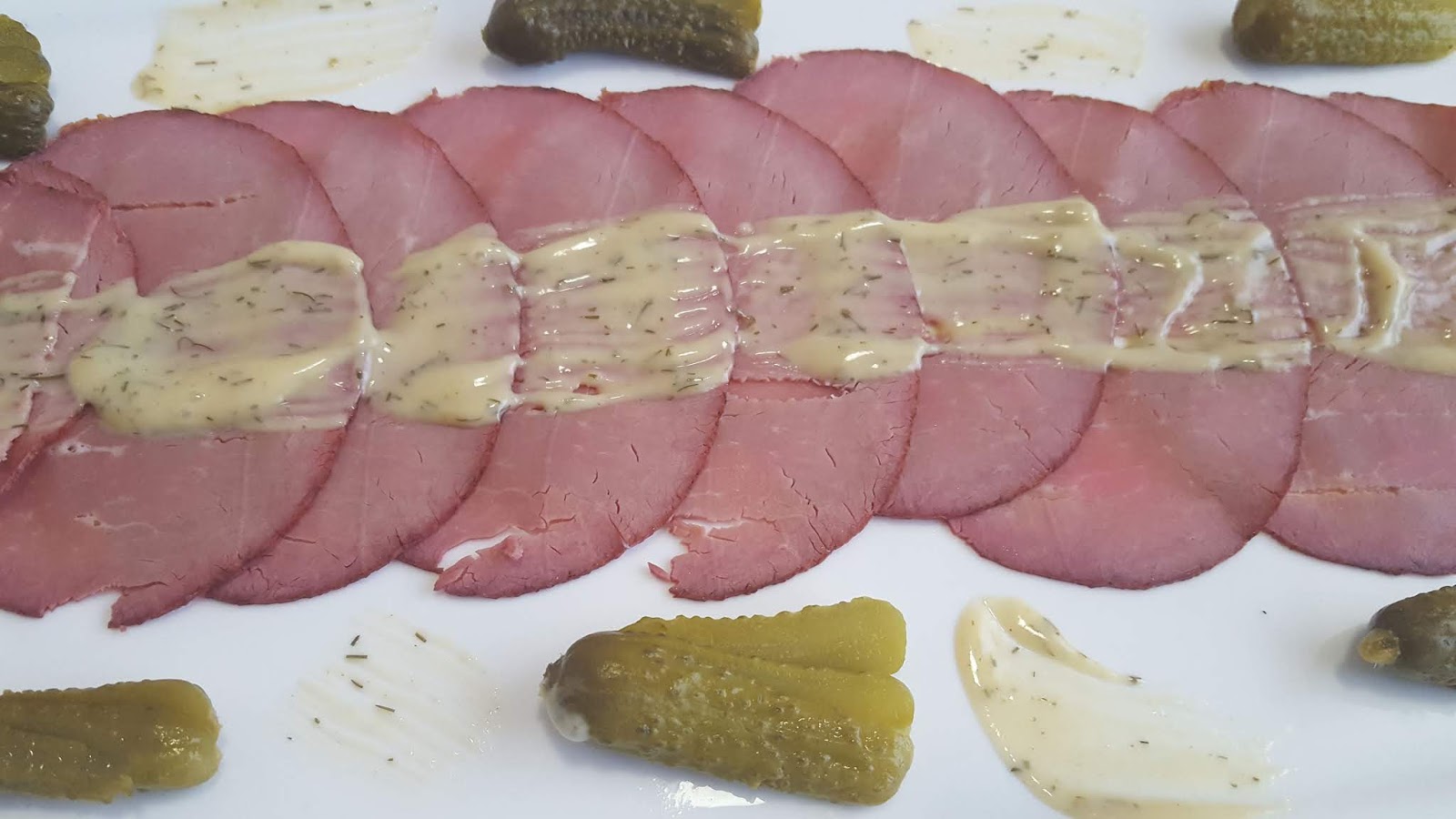 LA COCINA PLURAL: ROAST BEEF CON MOSTAZA Y ENCURTIDOS