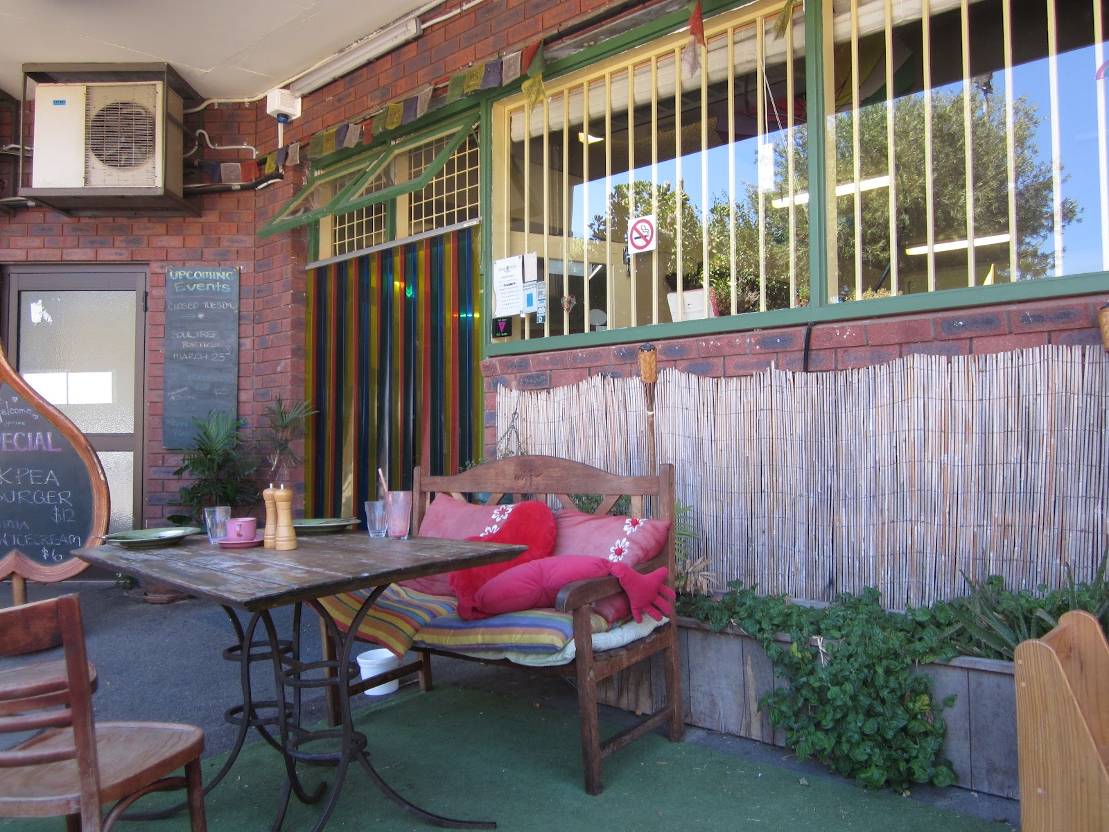 the sneaky pigeon: The Soul Tree Organic Store & Cafe, 6071