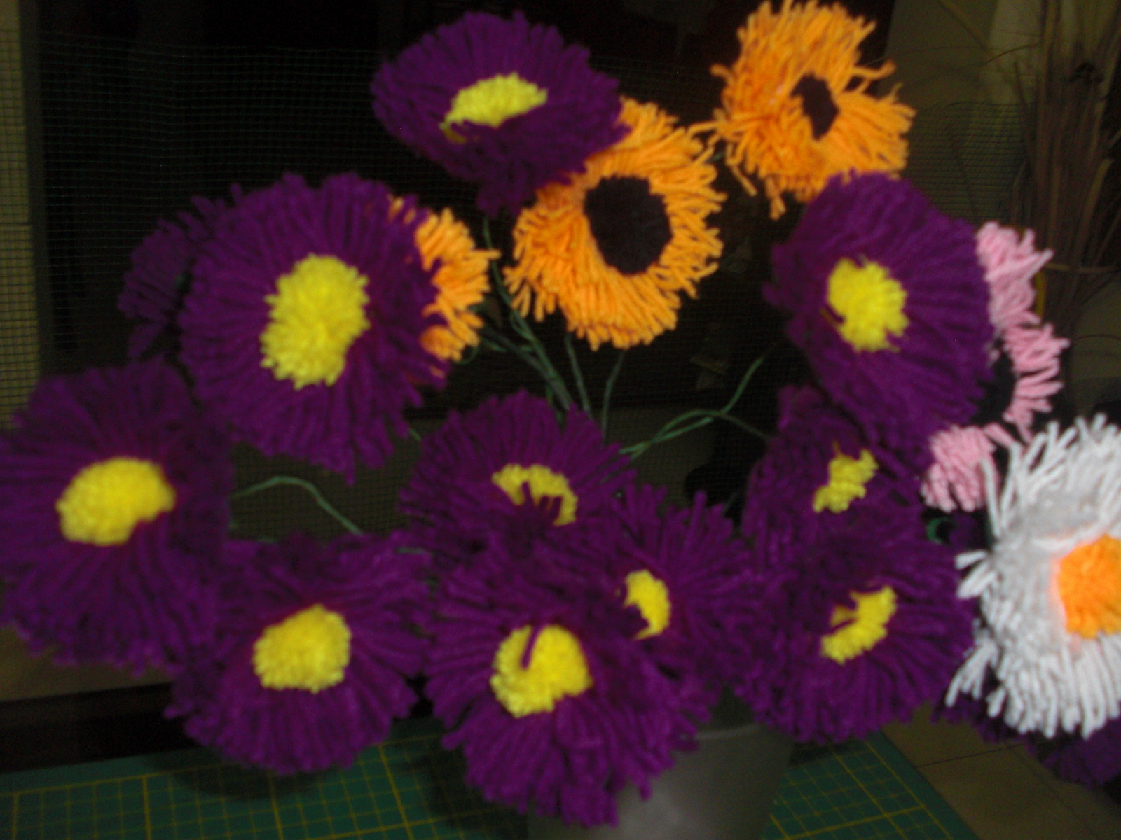 Creative Art and Craft: Flowers with Woollen Thread - Tutorial