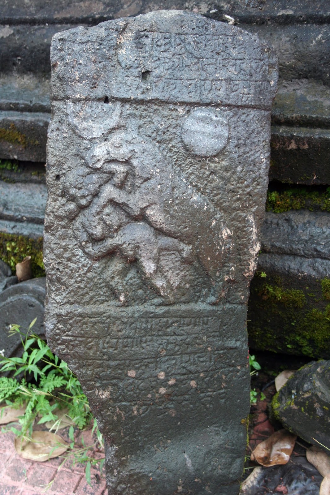 डोंगर भाऊ ( Dongar Bhau ): वीरगळ , सतीशिळा , गध्देगळ , धेनुगळ (Hero ...