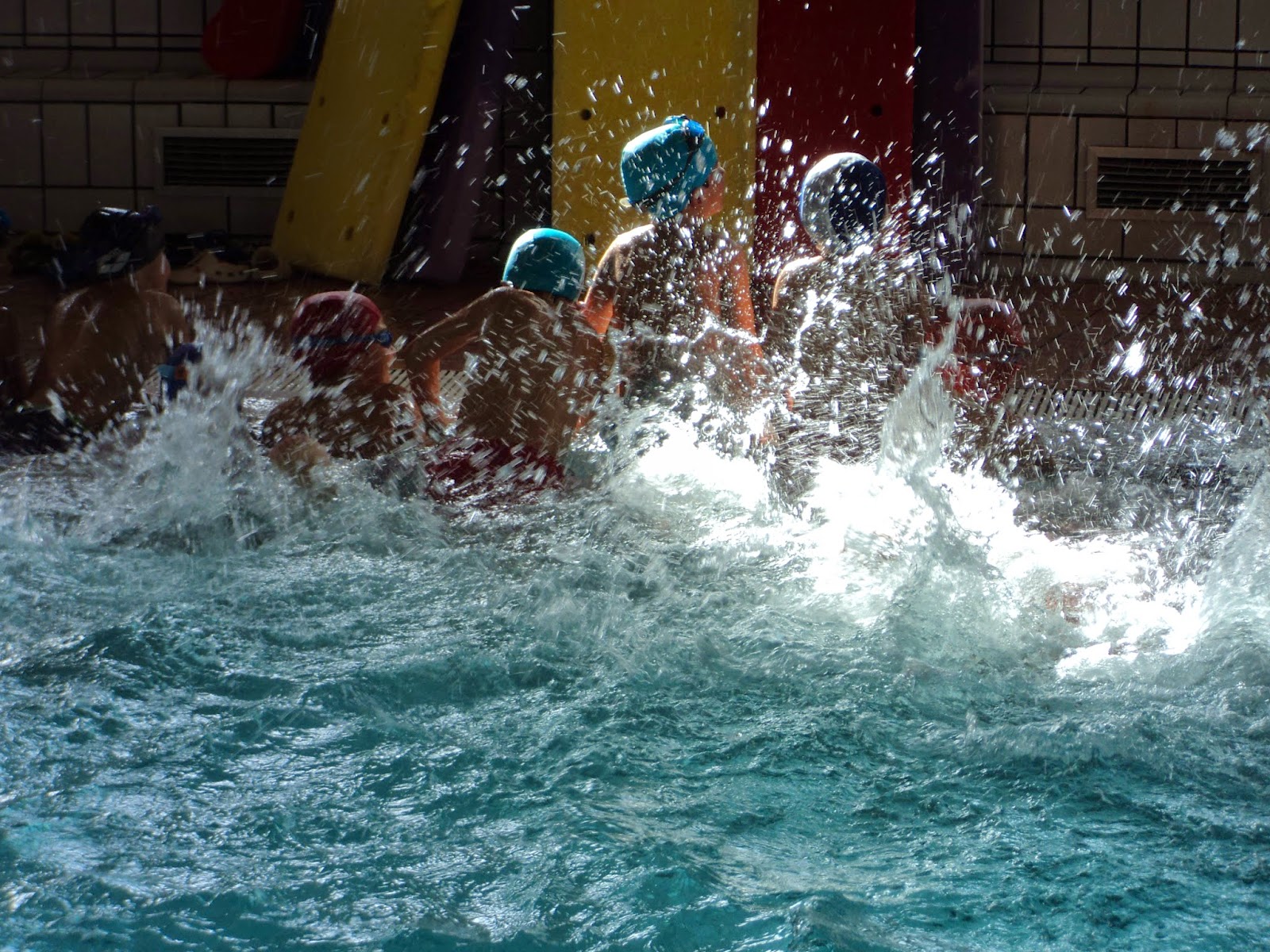 LOS EXPLORADORES DEL PERALWORLD: Nos vamos a la piscina.