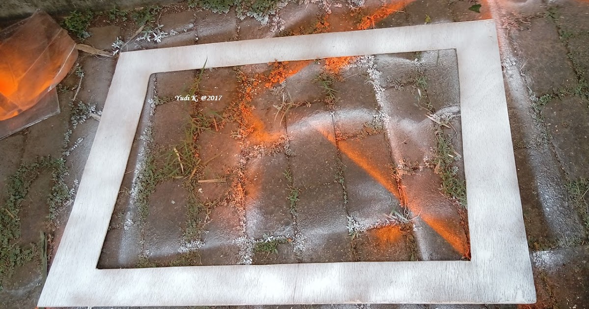 Frame Putih Sederhana