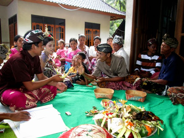 "Selikur Galungan", Hari Baik untuk Meminang - balisaja.com