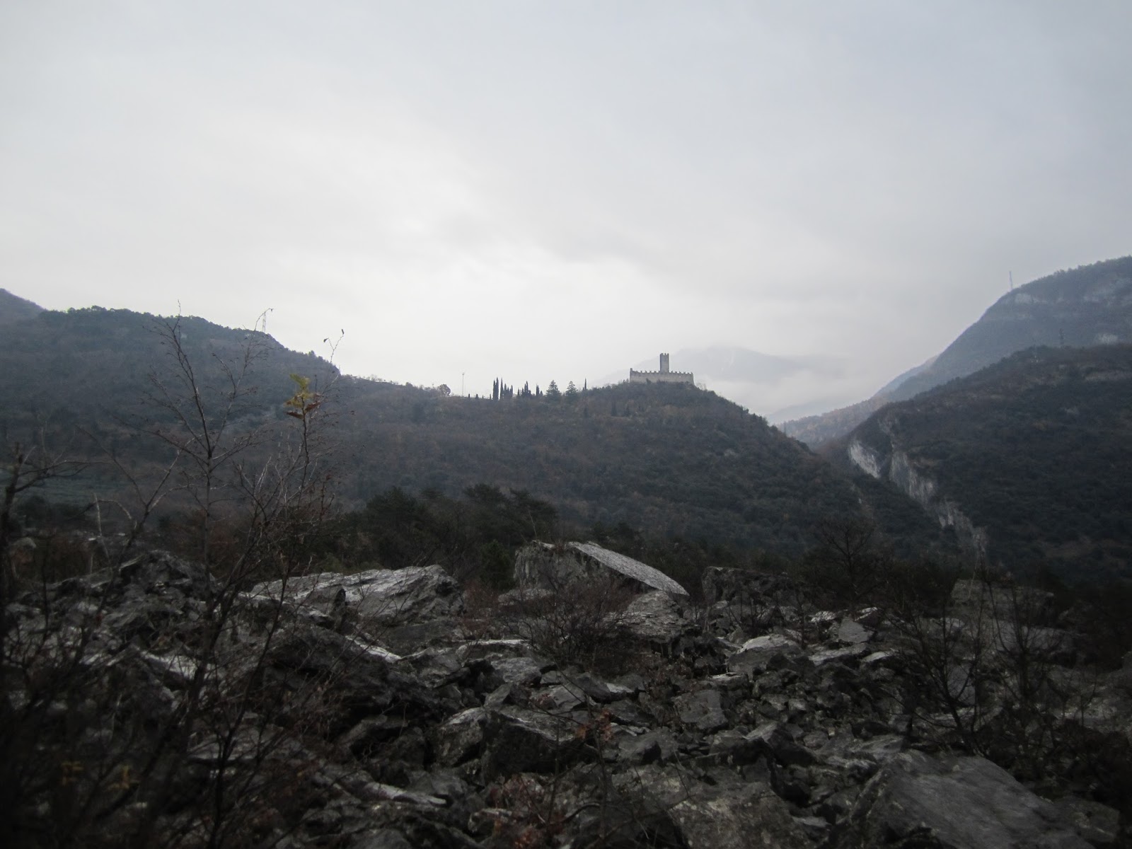 Escursioni in Trentino: Il Castello di Drena fotografato dalle Marocche ...