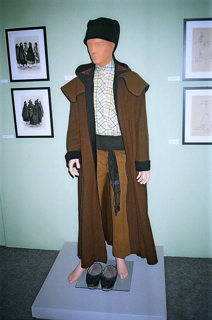 FolkCostume&Embroidery: Costume of Nazaré, Estremadura, Portugal