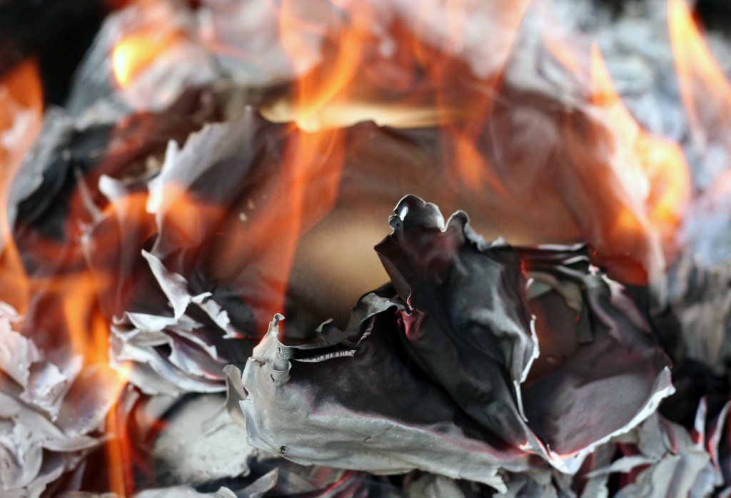 LA SENSACIÓN DE SOÑAR !!!!: TAN SOLO, UNA HOJA DE PAPEL QUEMADA