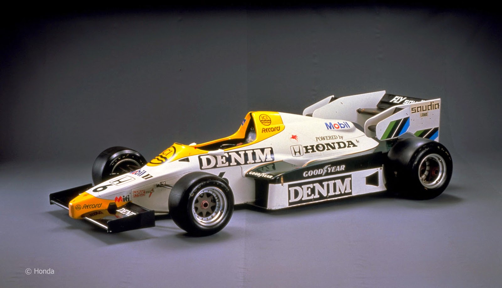 Williams FW09 / FW09B