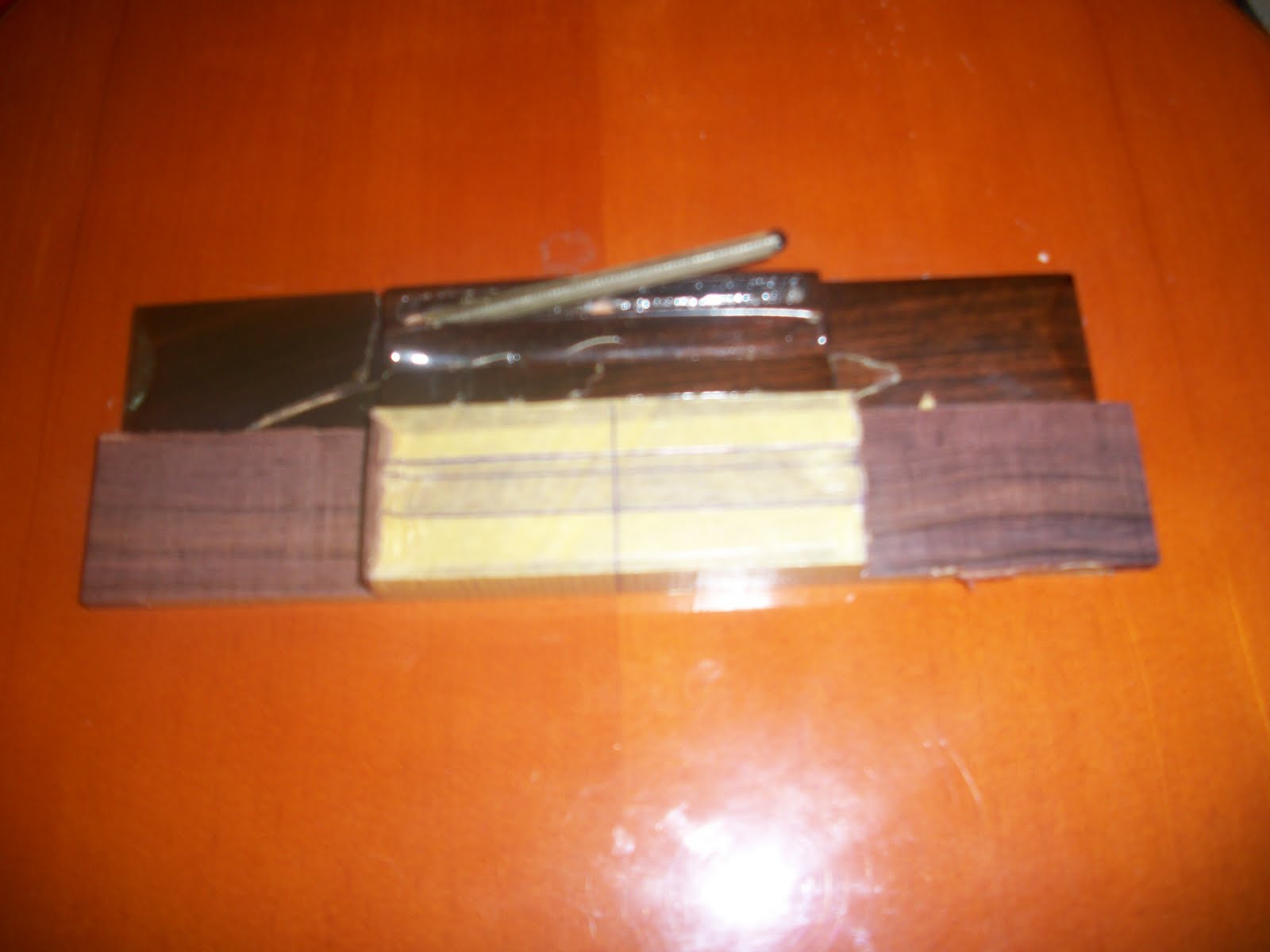 Flying on a cloud: Reparación de la guitarra electro-acústica del Redoble