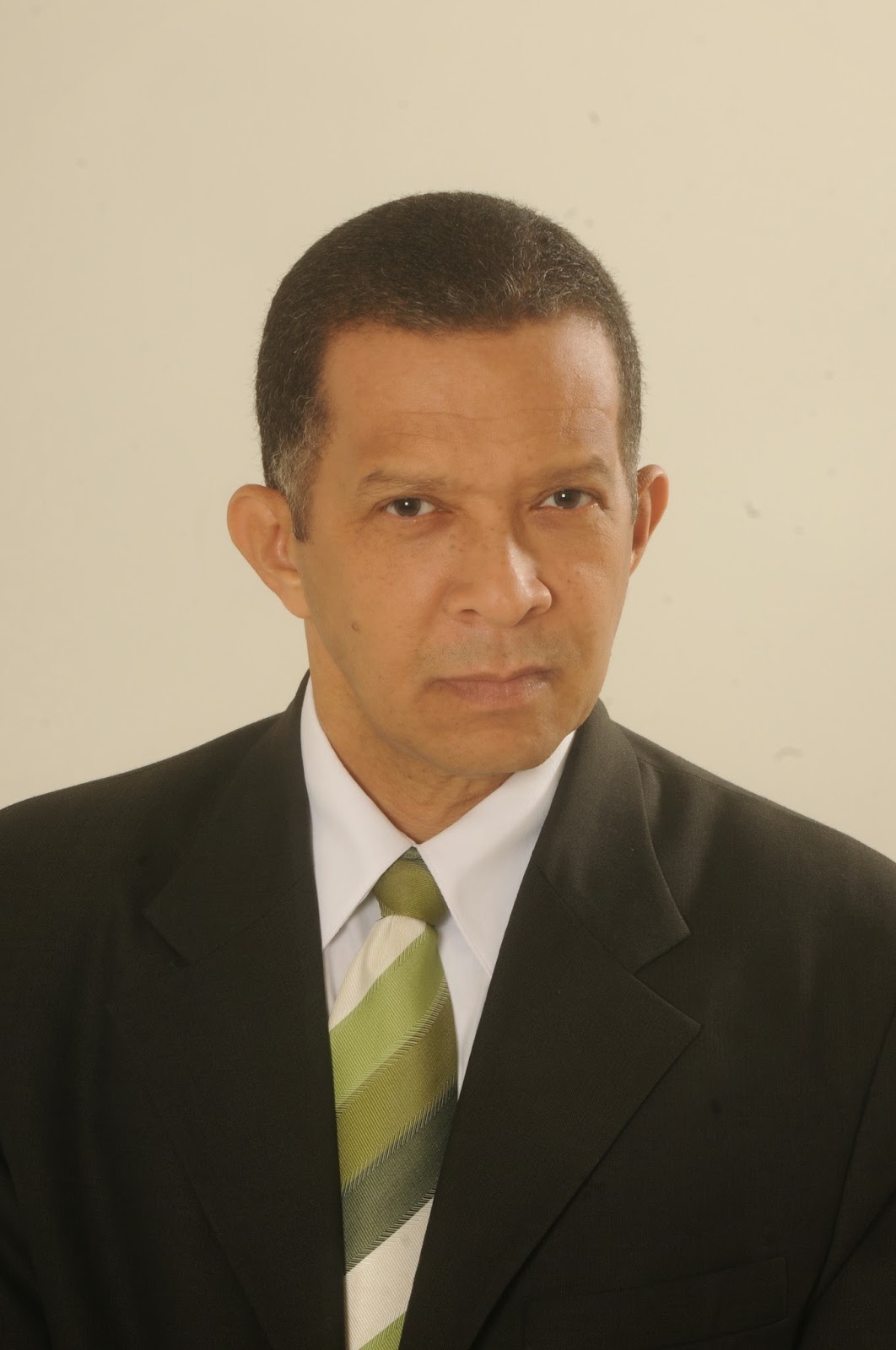 AlciArtístico: REYES GUZMÁN Y SU VARIEDAD TV AHORA EN HORARIO ESTELAR